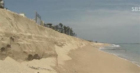 경포대 해변에백사장 대신 25m 모래 절벽