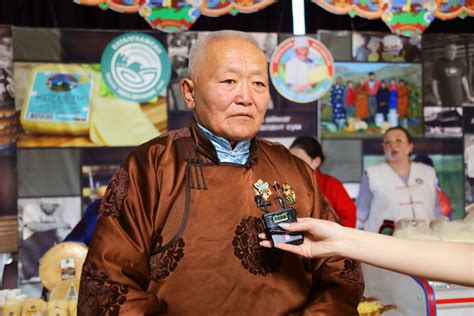 Монгол Улсын Ерөнхийлөгч Ухнаагийн Хүрэлсүх бяслаг үйлдвэрлэгчидтэй