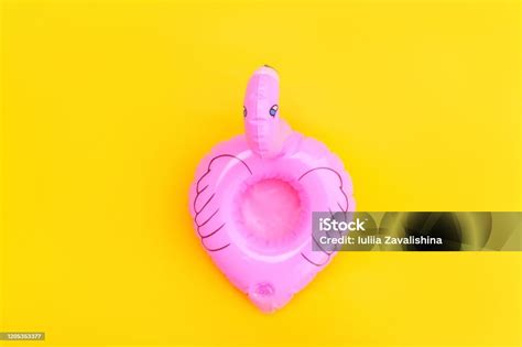 여름 해변 구성입니다 노란색 배경에 고립 된 분홍색 팽창식 플라밍고와 단순히 최소한의 디자인 수영장 플로트 파티 트렌디 한 유명