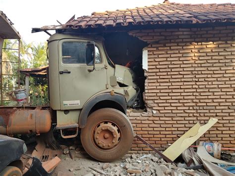 Caminhão Invade Casa E Parede Desaba Em Cima De Casal De Idosos Em
