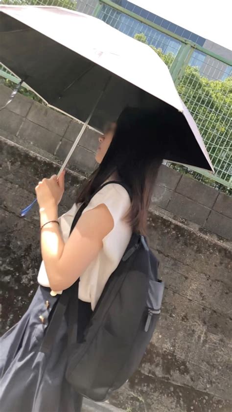横からの眺め メガネが似合うインテリOLはナイスバディ style