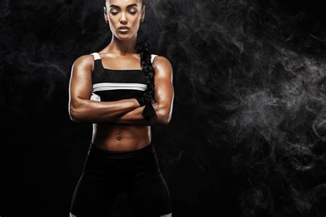 스포티 한 아름 다운 아프리카계 미국 흑인 모델 Sportwear에 여자 게 맞는 숙박을 검은 배경에서 운동 피트 니스 여자에