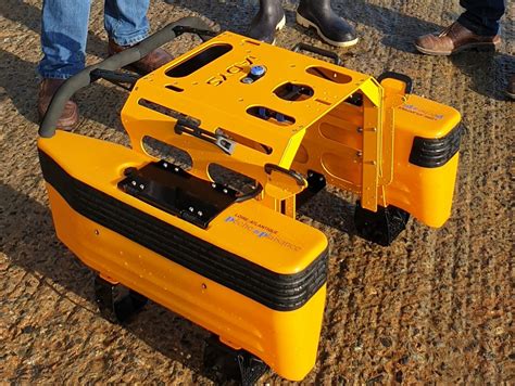 Un robot nettoyeur dans le port de La Turballe Loire Atlantique pêche