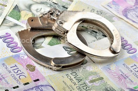 부패 체코 지폐에 경찰 수갑 체코 크라운 돈 Czk 금융 및 범죄의 개념 강철에 대한 스톡 사진 및 기타 이미지 강철 개념