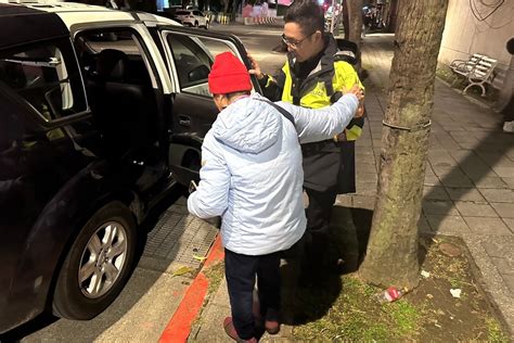 查訪發現獨居老嫗眼不適 暖警扮家人護送就診