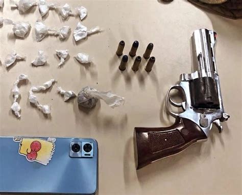Pm Flagra Suspeito Com Arma De Fogo Munições E Drogas Em Feira De