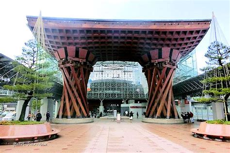 金沢駅鼓門のライトアップ 加賀五彩で艶やかに 正時がねらい目 金沢能登おすすめ観光スポット