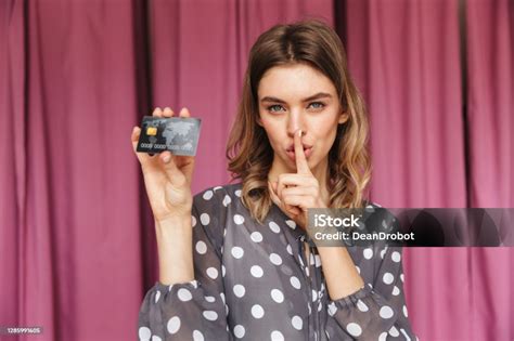 신용 카드를 들고 침묵 제스처를 보여주는 젊은 여자 쇼핑 검사 보기에 대한 스톡 사진 및 기타 이미지 검사 보기 고름 구매 Istock