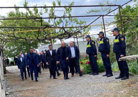 ვახტანგ გომელაურმა და ვაჟა სირაძემ ავარიის შედეგად დაღუპული პოლიციელების ოჯახებს მიუსამძიმრეს