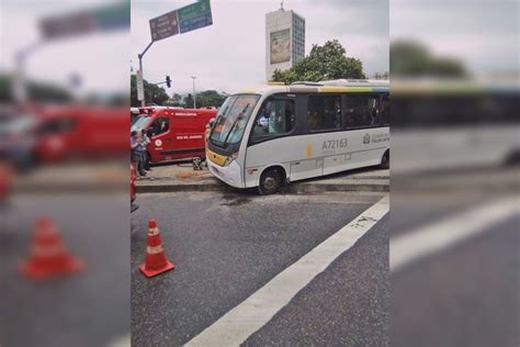 Acidente entre dois ônibus no centro do Rio deixa duas pessoas mortas Metrópoles