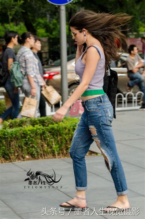 街拍——身穿破洞牛仔褲吊帶背心，個兒不高，卻行走如風的洋妞 每日頭條