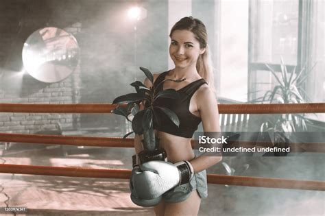 권투 선수 스포츠 우먼 복싱 링에 휴식 하 고 식물과 냄비를 들고 강렬한 운동 후 가방에 대한 스톡 사진 및 기타 이미지 가방 건강한 생활방식 검은색 Istock