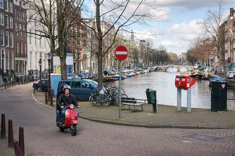 암스테르담의 아침 거리를 따라 빨간 오토바이를 타고 젊은 이들이 거리에 대한 스톡 사진 및 기타 이미지 거리 건물 외관 건축 Istock