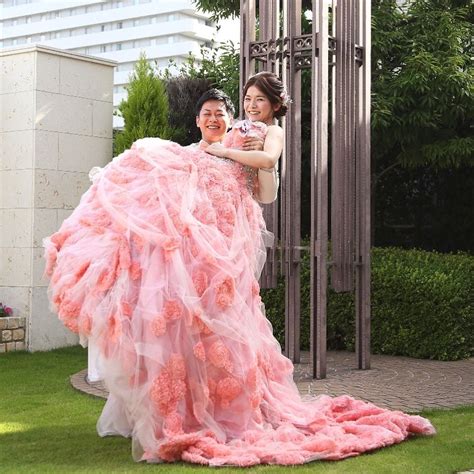 お姫様抱っこ カラードレスで前撮りされた花嫁様 ボリュームたっぷりのスカートはお花で埋め尽くされています おめでどうございます ご試着