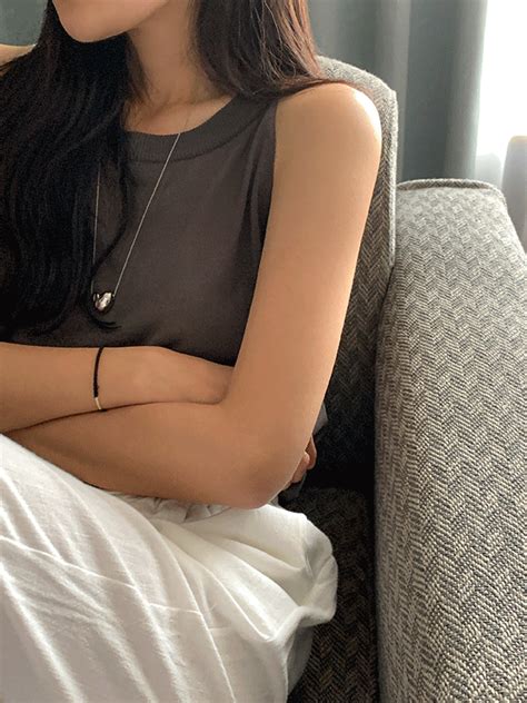 나이니 누적판매7천장made인기재진행 오마쥬 린넨 백슬릿 홀터넥 니트 나시 슬리브리스