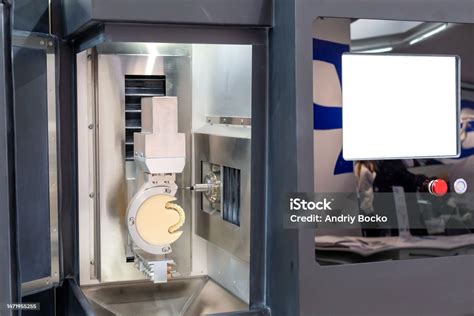 치과 용 캐드 캠 시스템을 엽니 다 치과에서 세라믹 틀니를 만들기위한 장치 치아 건강에 대한 스톡 사진 및 기타 이미지 치아 건강 3차원 인쇄 실험실 Istock