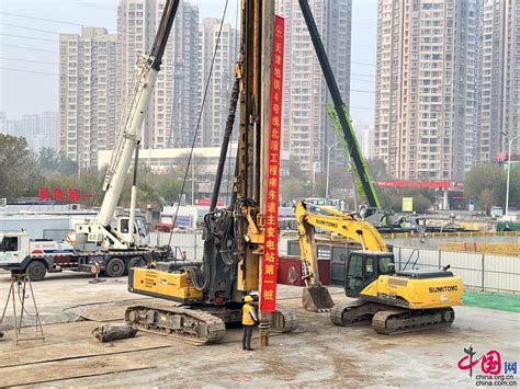 天津地铁4号线北段工程柳东道主变电站成功打入第一桩 图片中国中国网