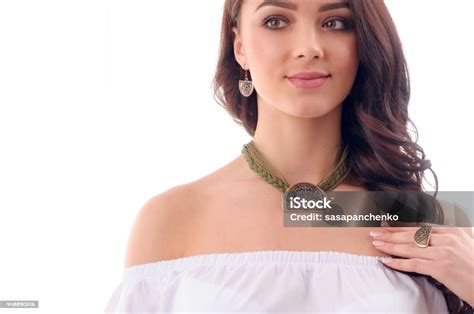 액세서리와 보석 착용 긴 갈색 머리 신선한 피부 하얀 드레스를 입고 젊은 아름 다운 여자는 흰색 배경 위에 절연 관능에 대한