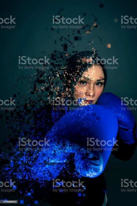자신감 표현 픽셀 효과로 분산 하는 권투 글러브와 젊은 비즈니스 우먼 모자이크 처리에 대한 스톡 사진 및 기타 이미지
