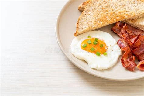 Huevo Frito Con Pan Tostado Y Tocino Imagen De Archivo Imagen De