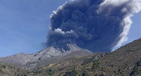 Volcán Ubinas registra nueva expulsión de columna de cenizas de metros de altura PERU