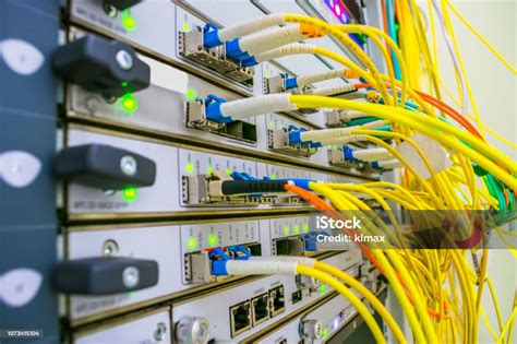 노란 섬유 광섬유 통신 케이블 인터넷 공급자의 라우터에 연결 됩니다 강력한 서버 장비 데이터 센터입니다 경계 게이트웨이