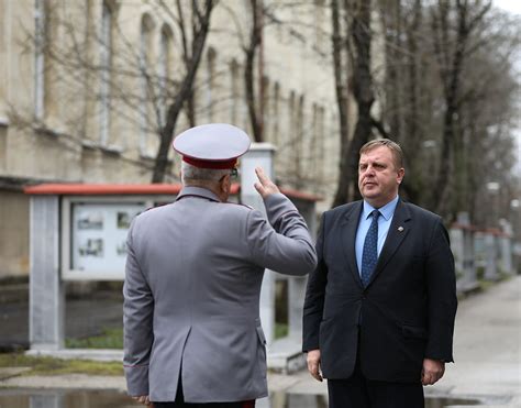 Министърът на отбраната Красимир Каракачанов и началникът на Военна