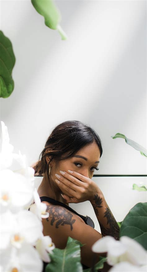 Mujer Que Cubre Su Rostro · Foto De Stock Gratuita