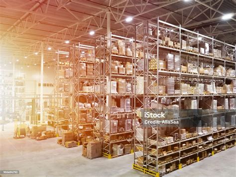 큰 현대 창 고 산업 및 물류 회사를 흐려 바닥에 창 고 및 높은 선반 창고에 대한 스톡 사진 및 기타 이미지 창고 장비 교통수단 Istock