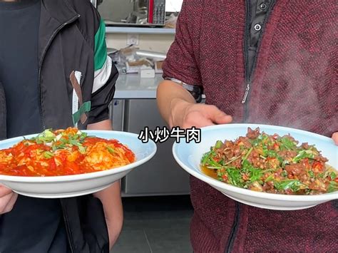 教大学生徒弟做了两道菜（小炒牛肉，番茄炒蛋），师傅的厨艺得到了众多徒弟们的一致称赞。 灶台阿连 灶台阿连 哔哩哔哩视频