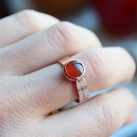 Медное кольцо с прожилками листа и сердоликом Размер 17 5 2200 доставка Отправка почтой