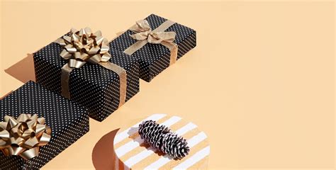 트렌디 한 베이지 색 배경에 등색으로 선물 상자 폴카 도트 디자인 선물 휴일 크리스마스 쇼핑 개념 모형 0명에 대한 스톡 사진 및 기타 이미지 Istock