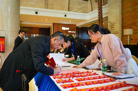 2月8日下午，参加乐清市第十七届人民代表大会第四次会议的代表们带着民情、民意、民声，以饱满的政治热情、昂扬的精神状态陆续抵达驻地报到。