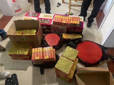 金山警方破获一起非法经营烟花爆竹案 查获烟花爆竹106箱