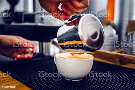 커피 숍에서 전문 바리 스타의 손을 클로즈업하여 커피 컵에 찐 우유를 부어 라떼 메뉴를 만드는 모습 35 39세에 대한 스톡 사진 및 기타 이미지 Istock