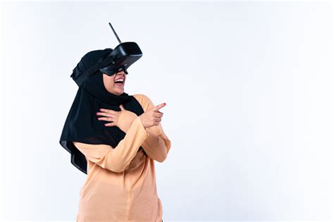 年輕女性的反應穿著虛擬實境耳機盒vr連接技術新一代的進步理念 照片檔及更多 包裹 照片 包裹 室內 技術 Istock