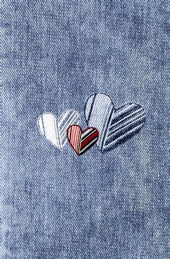 밝은 파란색 데님 배경 와 Felt Heart 세로 블루 컬러 데님 청바지 패브릭 질감과 하트 모양의 섬유 패치 발렌타인 데이 데님 배경 텍스트 공간 복사 청바지에 대한