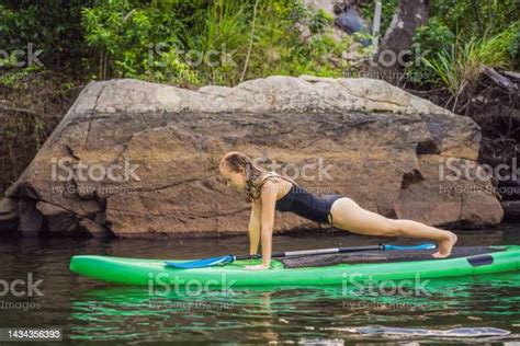 에 요가 하 고 Paddleboard에 요가 위치에 스포티 한 여자 Sup 보드 유연성과 근육의 스트레칭 운동 1에 대한 스톡