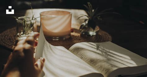 펼쳐진 책이 있는 테이블에 앉아 있는 사람 사진 Unsplash의 무료 코네티컷 이미지