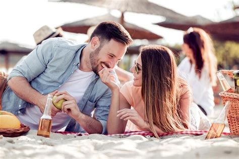 Pareja Joven Enamorada Tumbada En La Playa Disfrutando Foto Premium