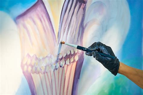 소녀 예술가는 페인트 브러시를 잡고 흰색 캔버스에 초현실적 인 동화 초상화를 그립니다 30 34세에 대한 스톡 사진 및 기타 이미지 30 34세 Film