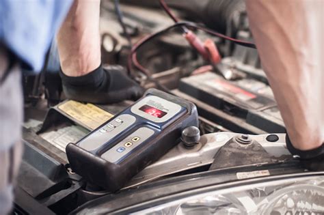 배터리 테스터를 사용하여 자동차 정비사 검사 및 테스트 자동차 축전지 Stem 주제에 대한 스톡 사진 및 기타 이미지 Stem 주제 검사 보기 과학 실험 Istock