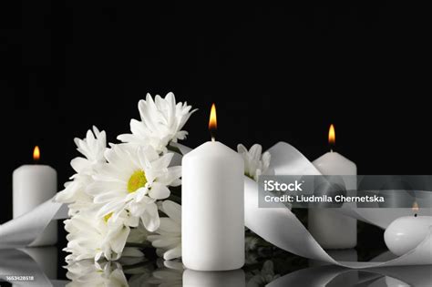 하얀 국화 꽃과 어둠 속에서 검은 거울 표면에 불타는 촛불 장례식 상징 국화에 대한 스톡 사진 및 기타 이미지 국화 장례식 흰색 Istock