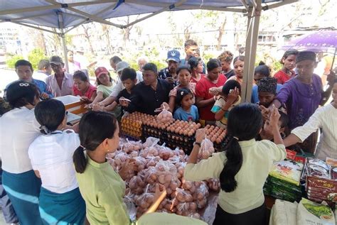 စစ်တွေမြို့ရှိ မုန်တိုင်းဒဏ်သင့်ပြည်သူများအား ဆန်၊ ဆီ၊ ဆား၊ ကြက်ဥ၊ ဟင်းသီးဟင်းရွက်များနှင့