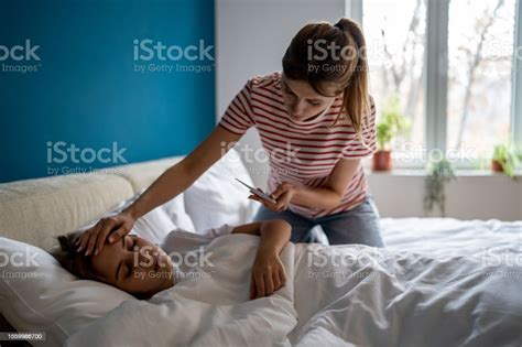 침대에 누워 있는 아픈 십대 딸의 체온을 측정하는 걱정스러운 백인 어머니 12 13세에 대한 스톡 사진 및 기타 이미지 12