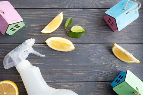 텍스트 공간이있는 나무 배경에 유리 배관 타일 또는 바닥과 녹색 잎과 레몬 조각을 청소하기위한 액체가있는 플라스틱 병 천연 유기농 세정제 에코 컨셉 가사 집안일에 대한 스톡