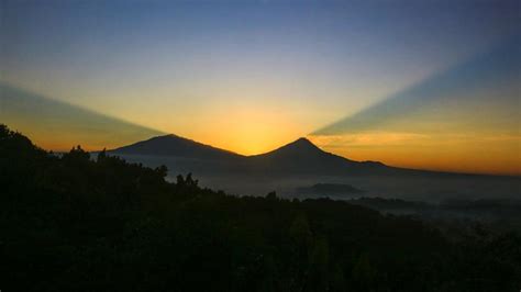 Deretan Tempat Wisata Di Indonesia Yang Cocok Untuk Berburu Sunrise Sambil Berwisata Kuliner