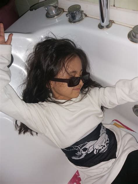 девочка в ванне