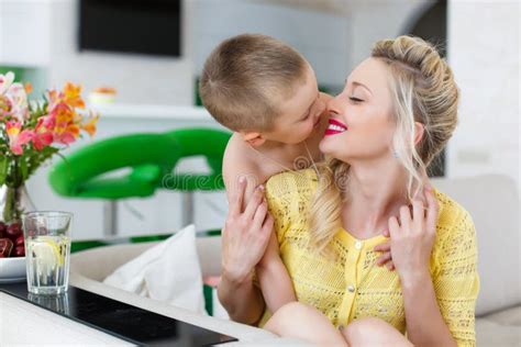Retrato Casero De Una Madre Feliz Con Su Hijo Foto De Archivo Imagen De Amor Felicidad