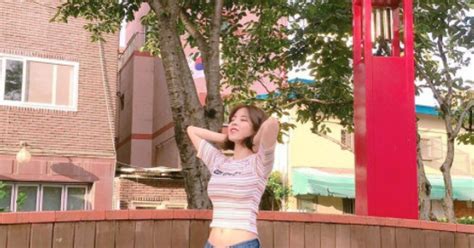 햇살을 느끼고 있어 도희 놀라운 개미허리에 시선집중